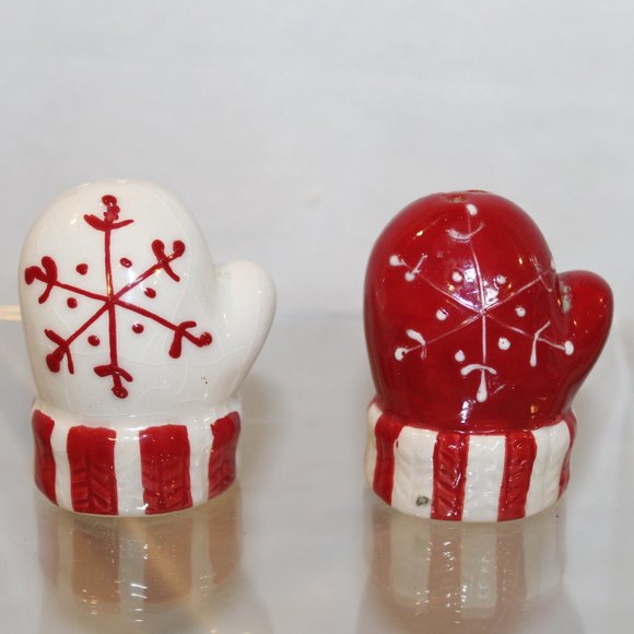 Kitchen | Miniature Ceramic Christmas Mittens Salt Pepper Shaker Set ...